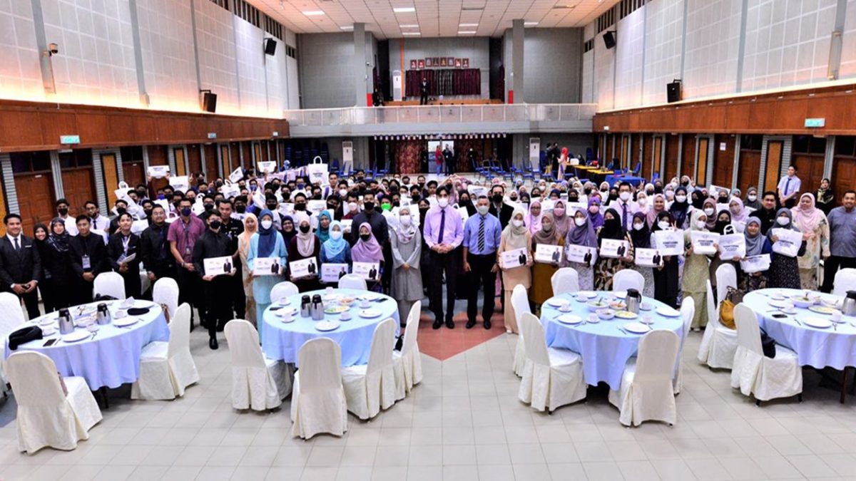 Lebih 2600 Mahasiswa UiTM Cawangan Perlis Menerima Peranti Siswa ...