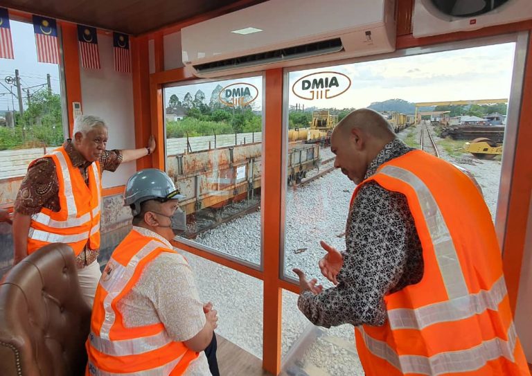 DYTM Raja Muda Perlis Berkenan Berangkat Melawat Rail Depot