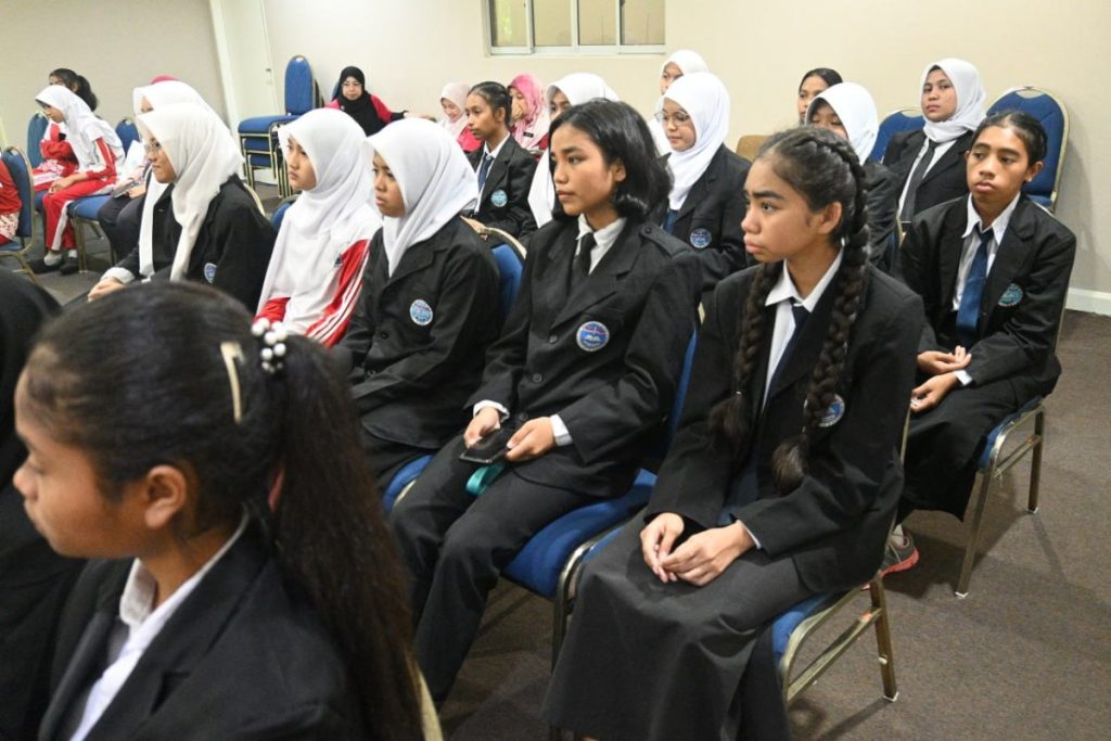 Pelajar Sekolah Antarabangsa Sahut Cabaran Baca Berita DBP